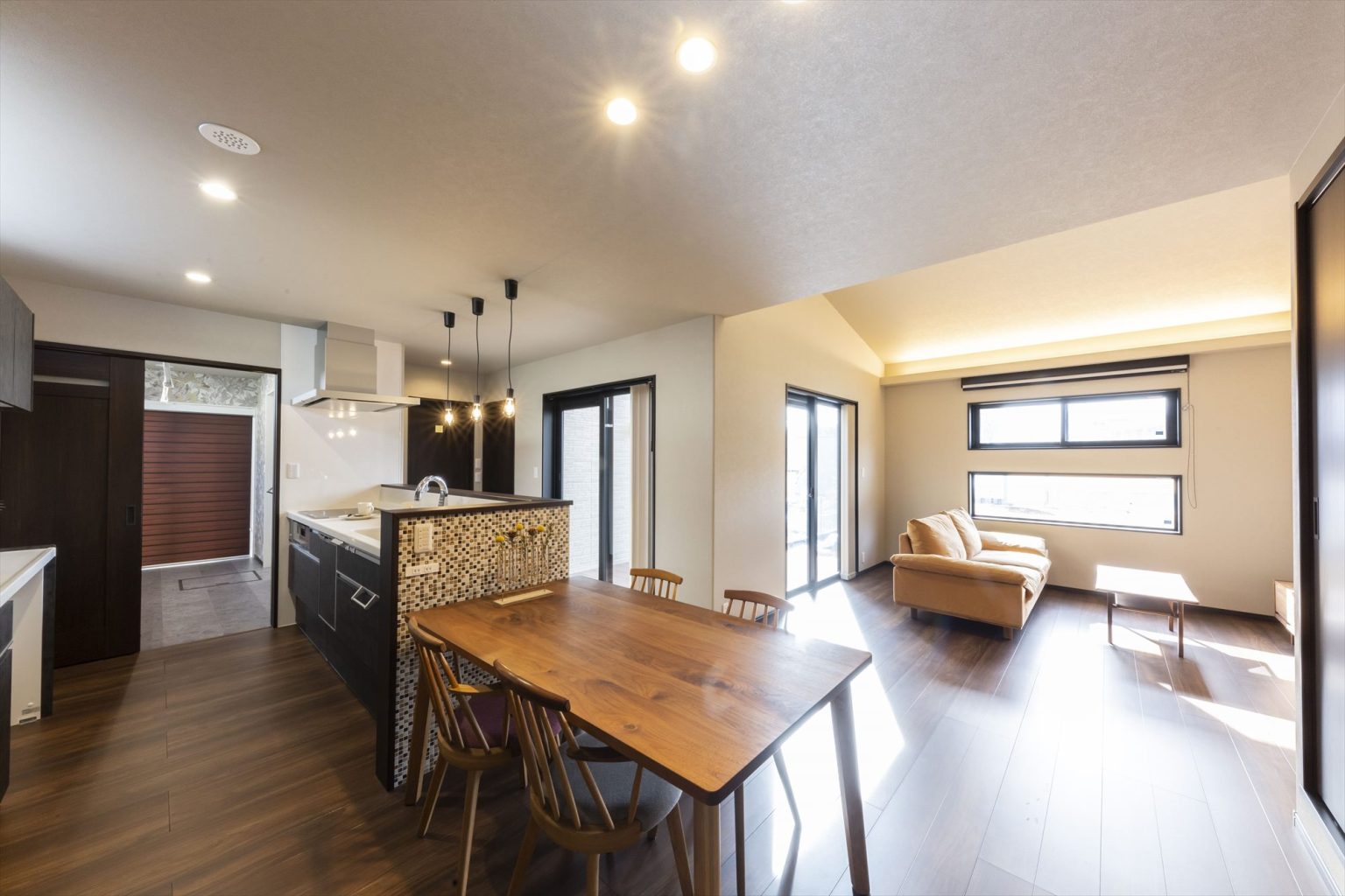 広いリビングがある憧れの平屋｜LDK20～30畳の間取り事例や広く見せるコツを紹介 - 茨城・栃木で注文住宅・リフォームなら感動ハウス