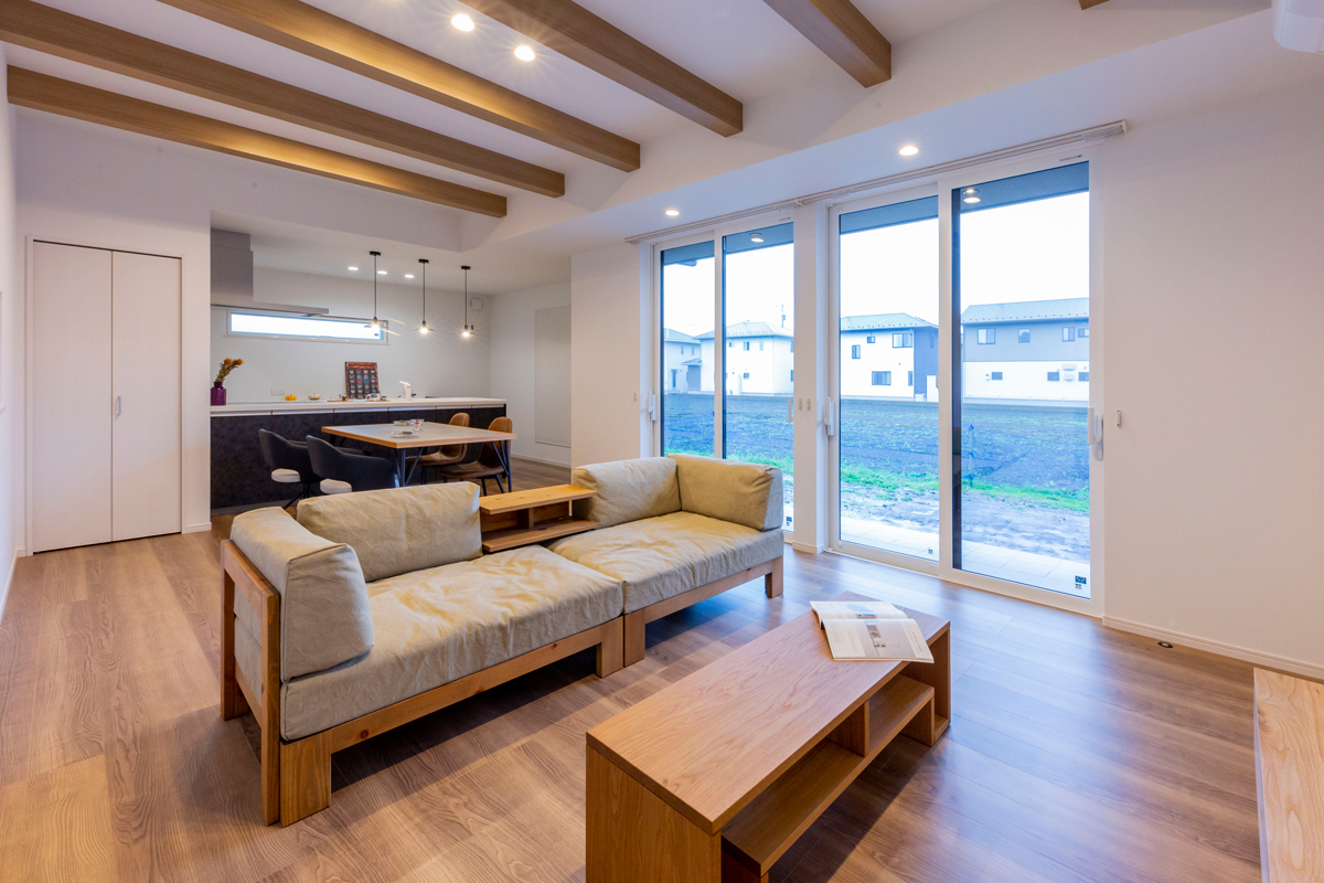 広いリビングがある憧れの平屋｜LDK20～30畳の間取り事例や広く見せるコツを紹介 - 茨城・栃木で注文住宅・リフォームなら感動ハウス